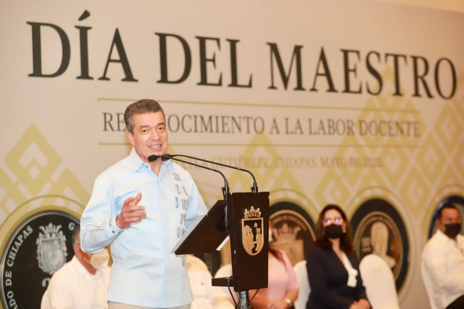Entrega Rutilio Escandón medallas y reconocimientos a docentes con 30 ...