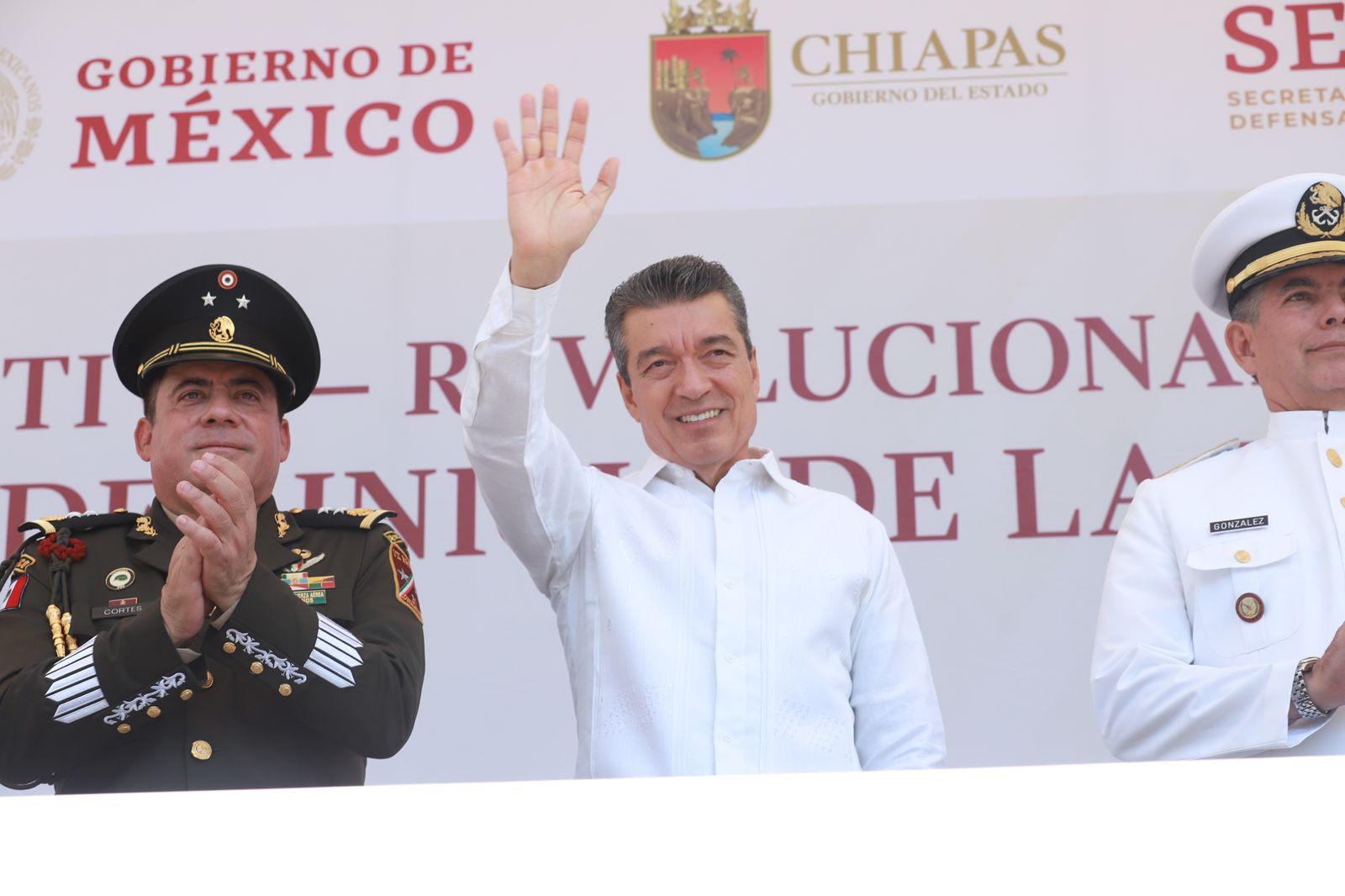 Junto al pueblo, Rutilio Escandón presencia desfile por 113 Aniversario ...